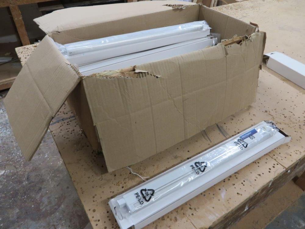 16 Wipo TL2004 16 Watts Switched Fluorescent Light Units