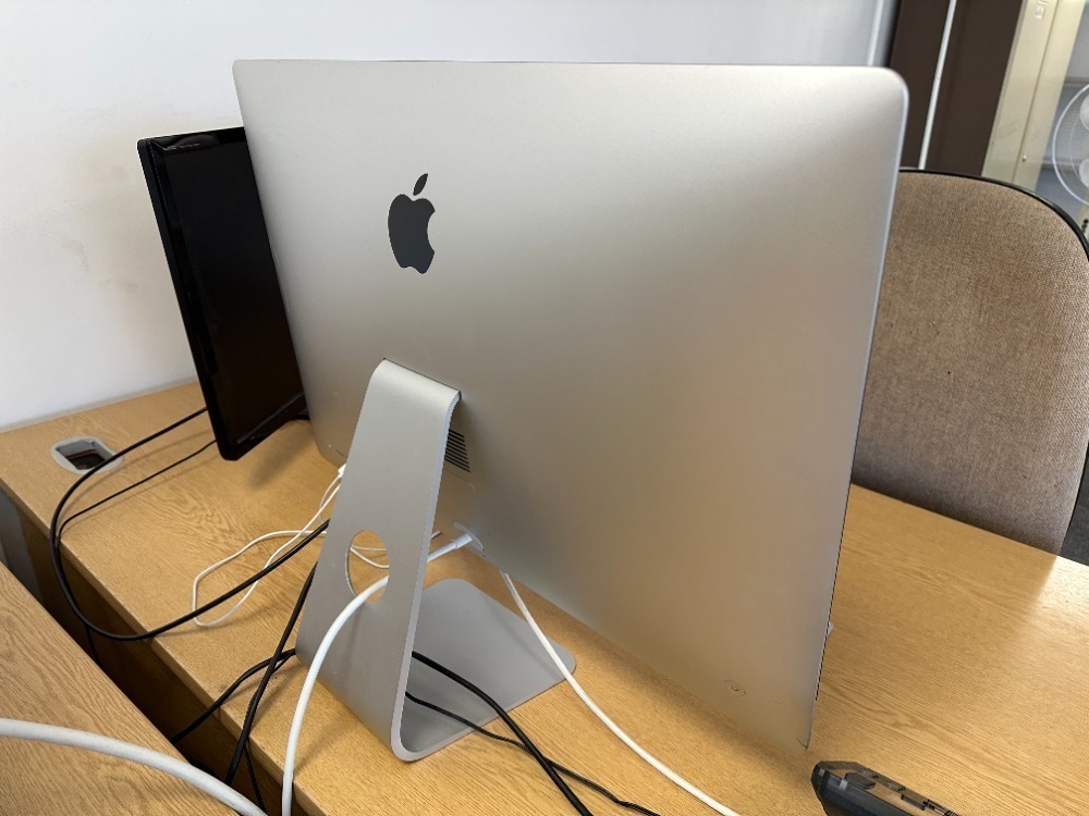 APPLE iMac G5 Computer with APPLE Wired Keyboard and Mouse