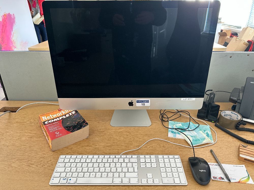 APPLE iMac G5 Computer with APPLE Wired Keyboard and LOGITECH Mouse