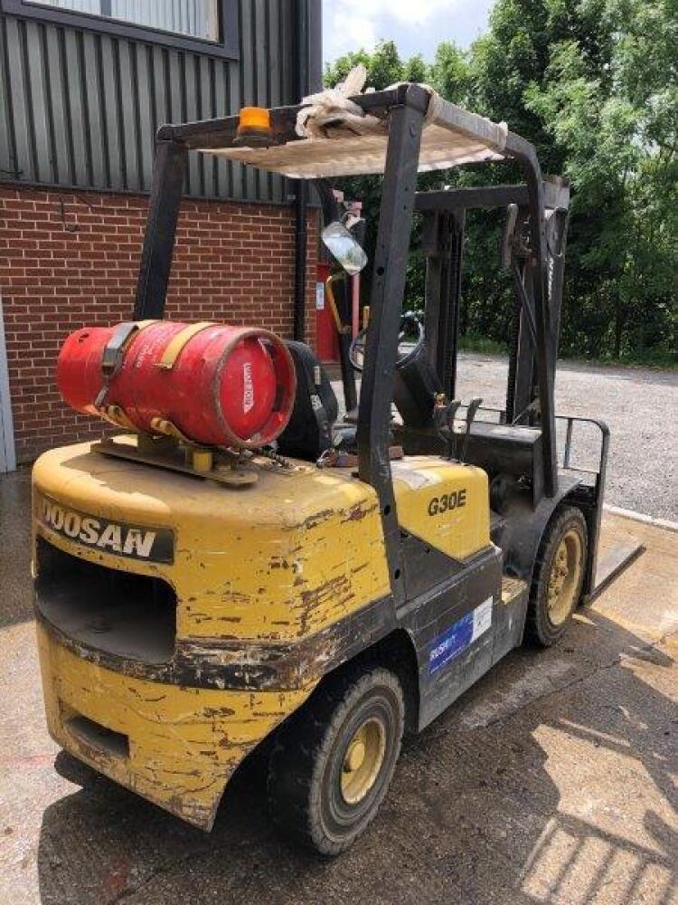 DAEWOO DOOSAN G30-E LPG Counter Balance Fork Lift Truck, Serial No. CX ...